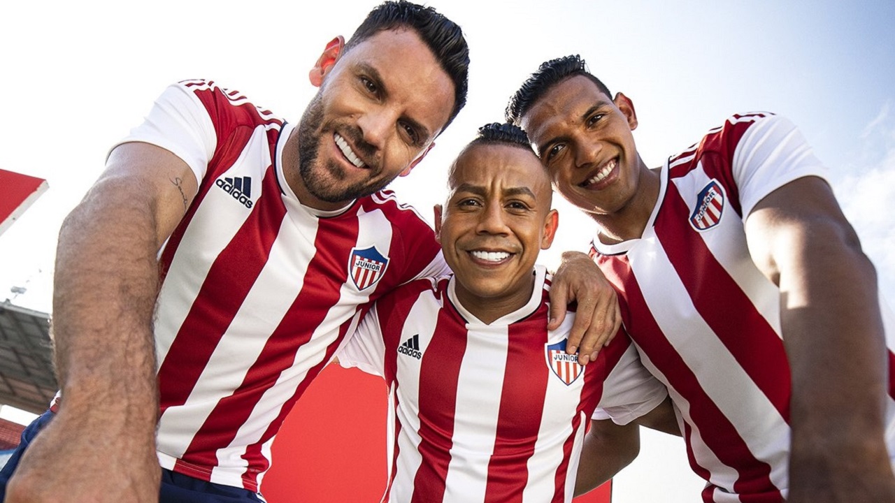 ¡Junior de Barranquilla presentó la nueva piel que lucirá el Tiburón en ...