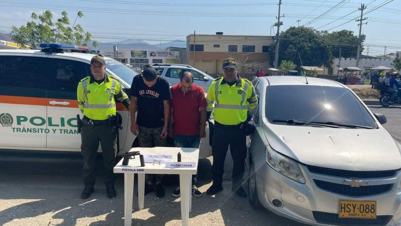 Dos capturados en vehículo hurtado, portando pistola, silenciador y ...