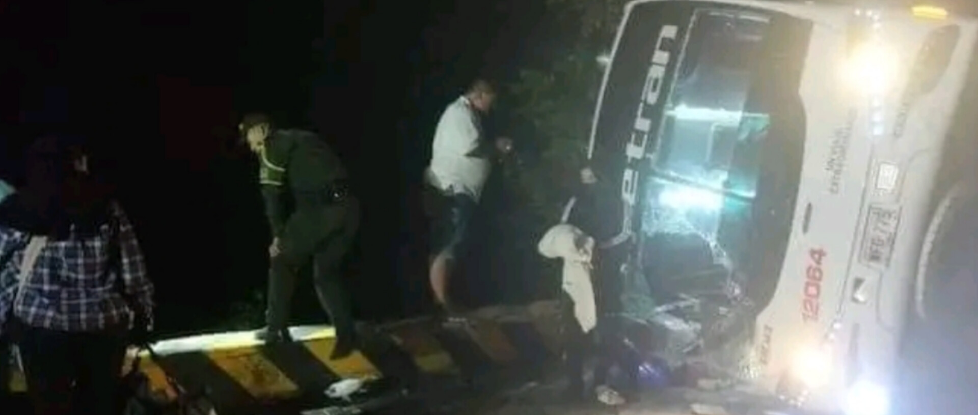 Volcamiento de un bus interdepartamental deja tres muertos y más de ...