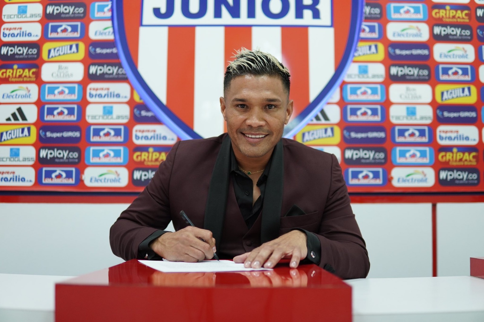 Como si fuera a una gala del Balón de Oro, así llegó Teo a la sede de ...
