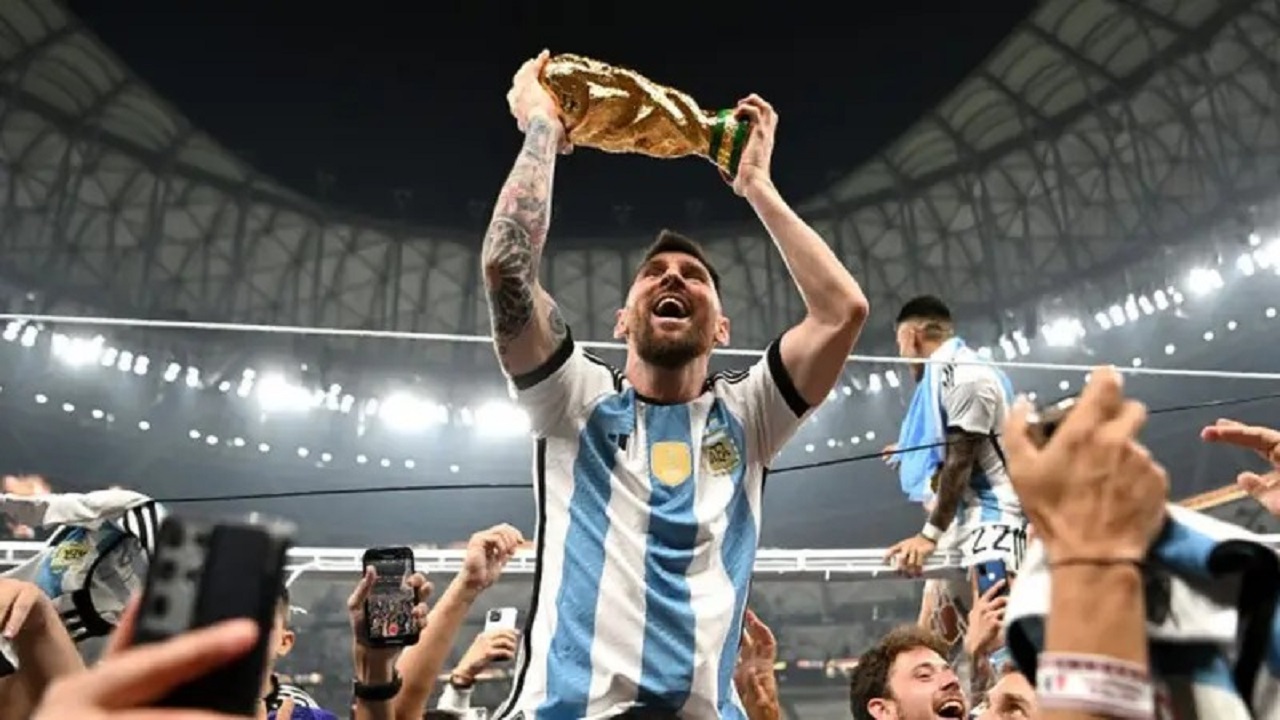"Un enano gigante": evocan a Messi como el futbolista con más títulos ...