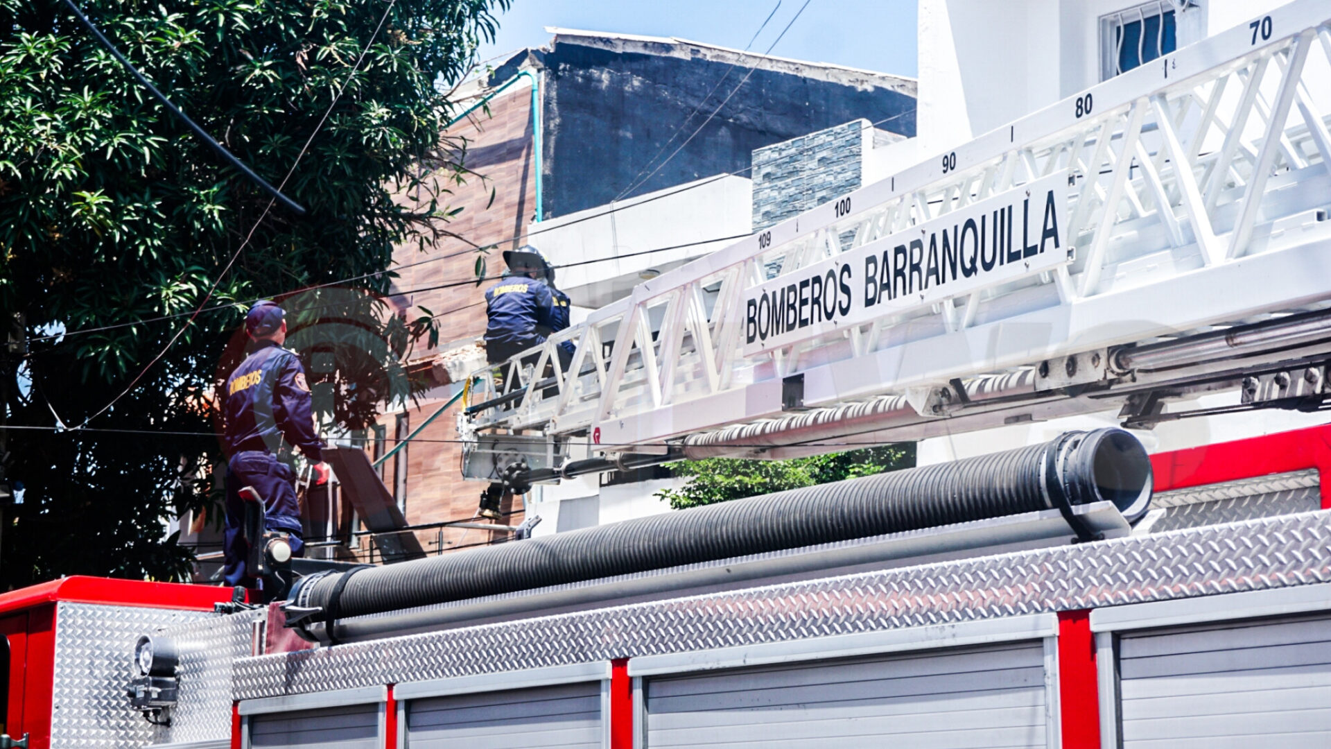 "El tercer y segundo piso de la edificación colapsaron": bomberos sobre ...
