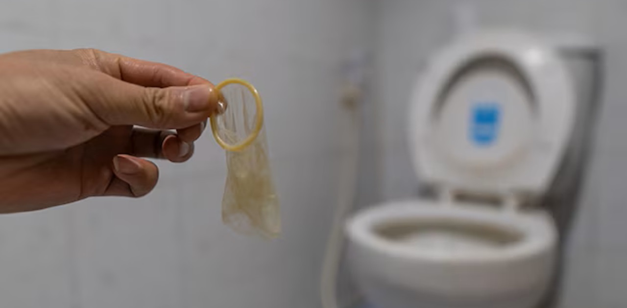 "El condón siempre a la caneca, nunca al inodoro": Bogotá lanza ...