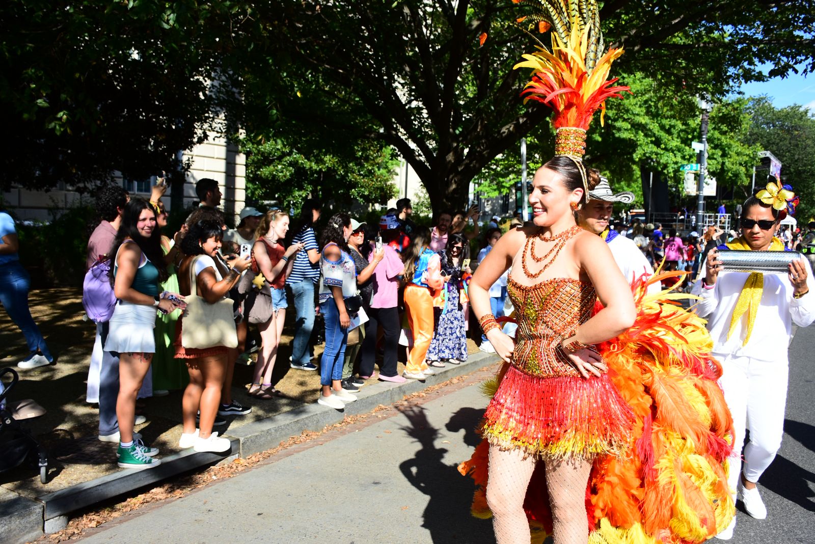 (En fotos) Reina Michelle Char presidió el Desfile de la Hispanidad en ...