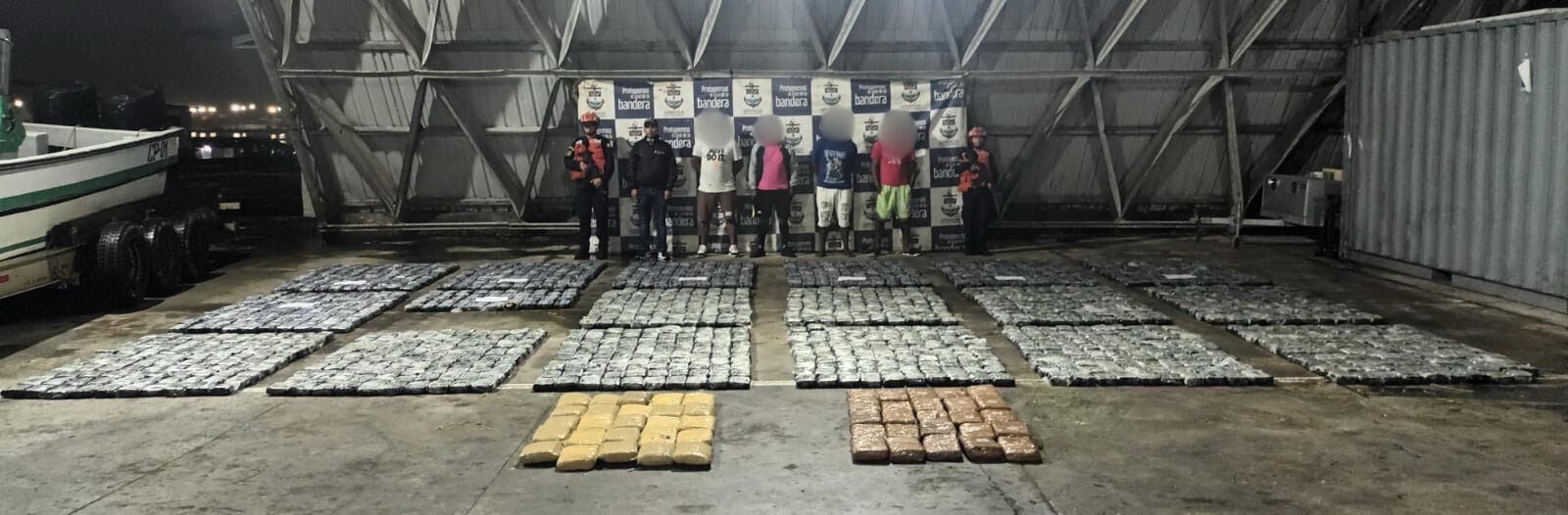 Cerca De Una Tonelada De Marihuana Fue Incautada Por La Armada En Aguas